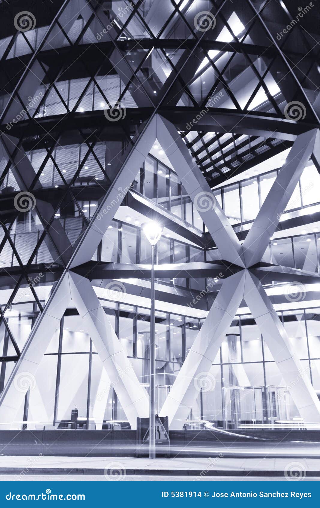 Estructura Angulosa En La Noche Foto de archivo - Imagen de oficina ...