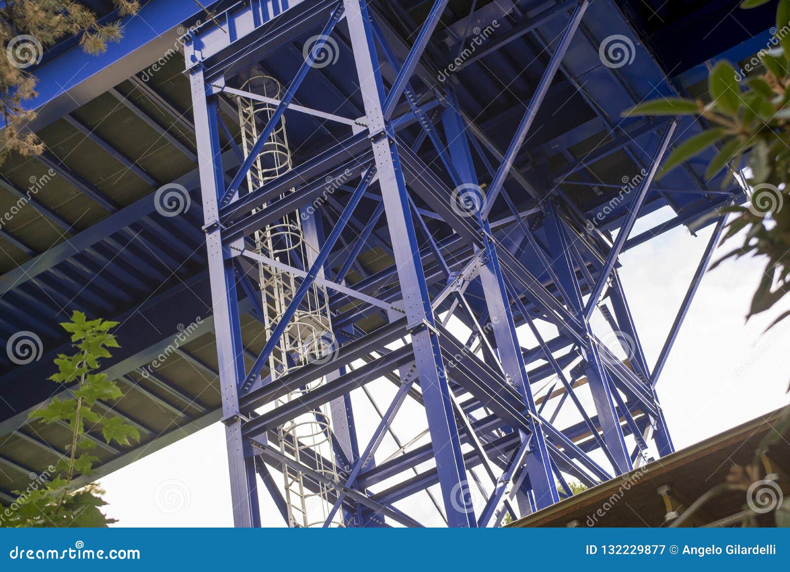 Estructura azul del metal imagen de archivo. Imagen de puente - 132229877