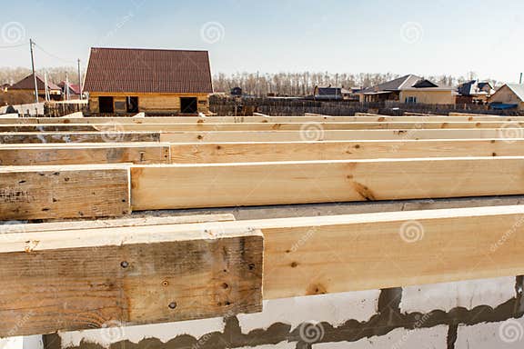 Estructura De Armazón De Madera Del Edificio. Las Vigas De Techo Están ... Estructura De Armazón De Madera Del Edificio. Las Vigas De Techo Están ...