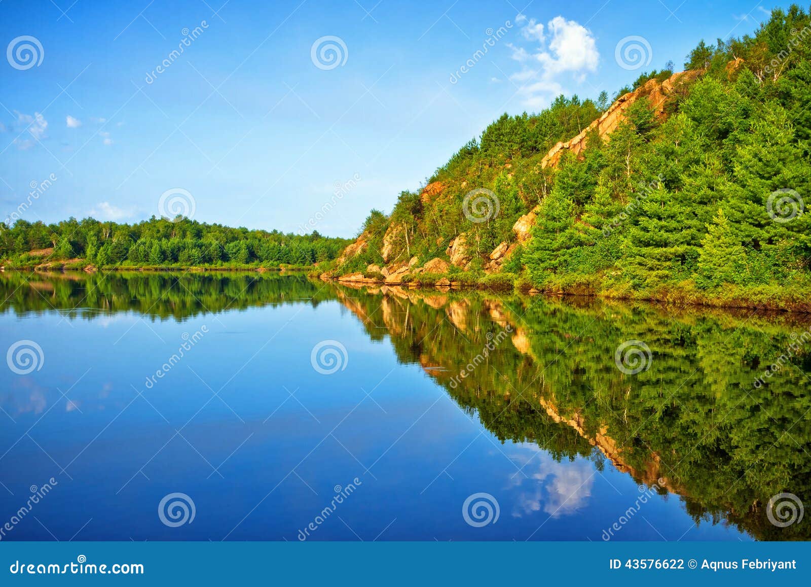 Estructura De La Roca Y Un Lago Foto de archivo - Imagen de sunset ...