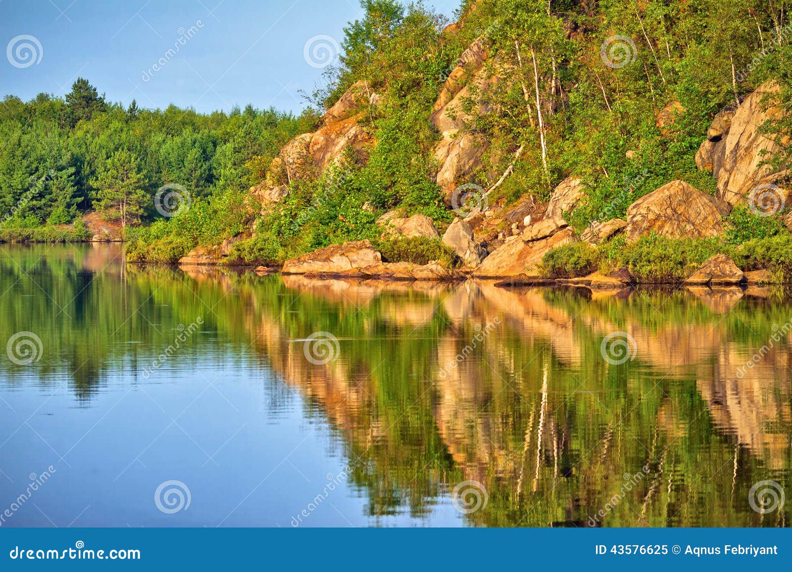 Estructura De La Roca Y Un Lago Imagen de archivo - Imagen de exterior ...