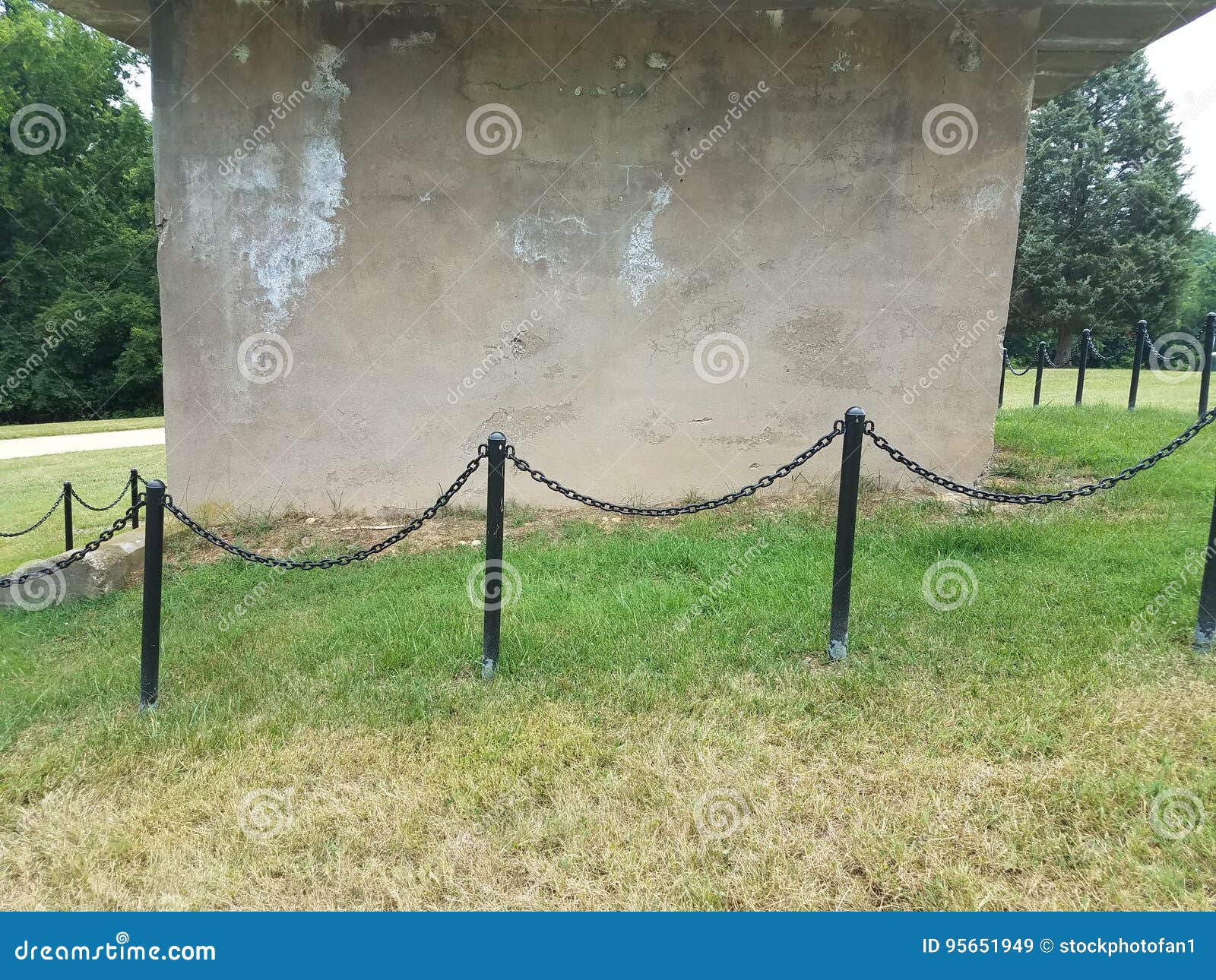 Estructura Del Cemento Con La Cerca De Cadena Negra Imagen de archivo ...