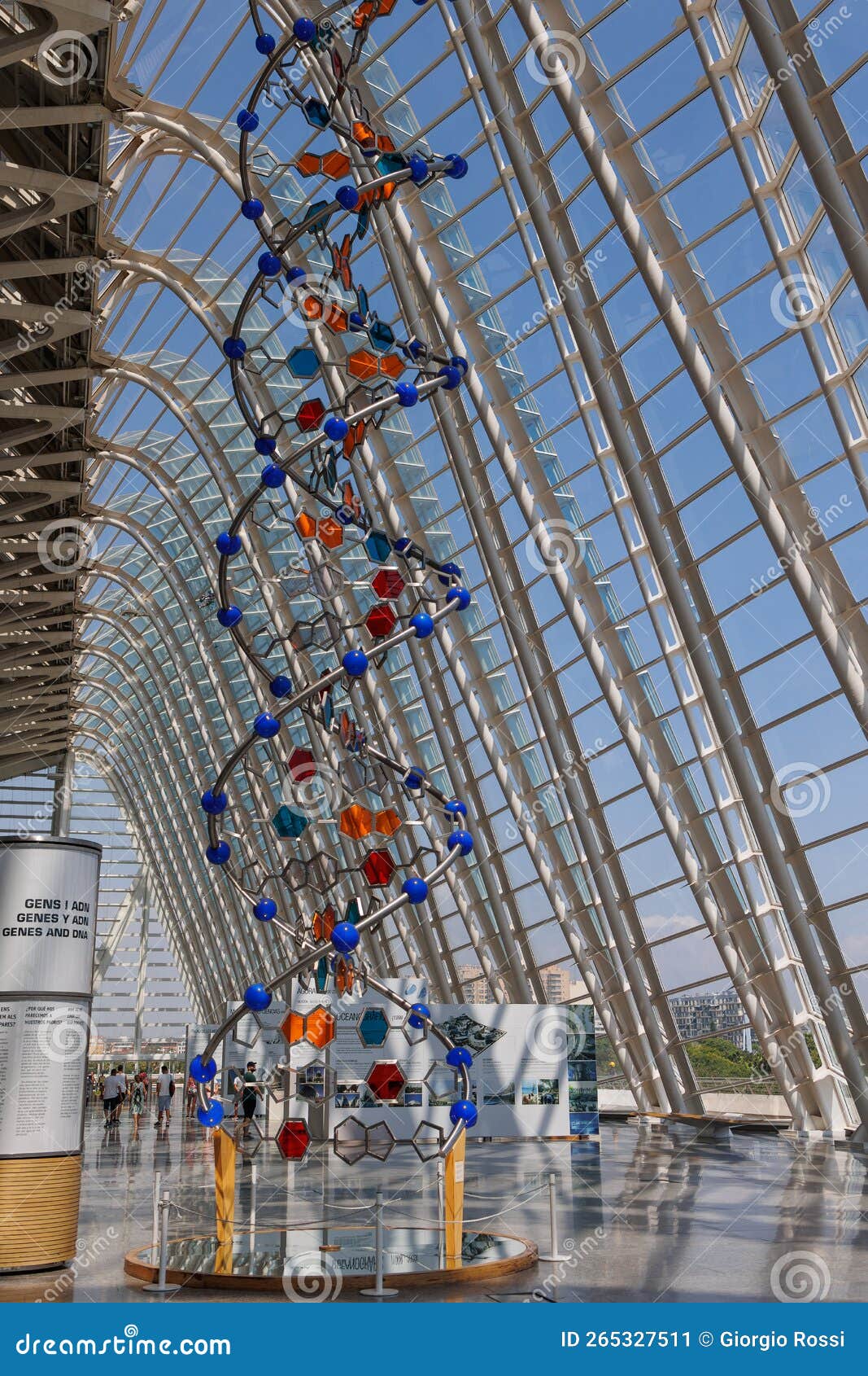 Estructura Gigante Que Representa La Forma Helicoidal Del Adn Imagen de archivo - Imagen de ...