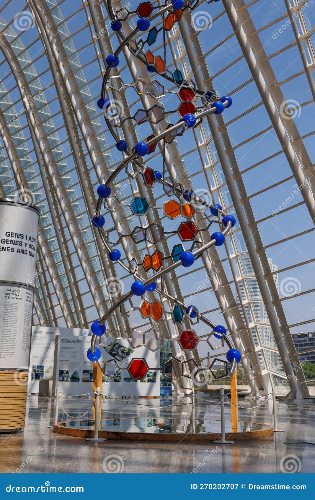 Estructura Gigante Que Representa La Forma Helicoidal Del Adn ...