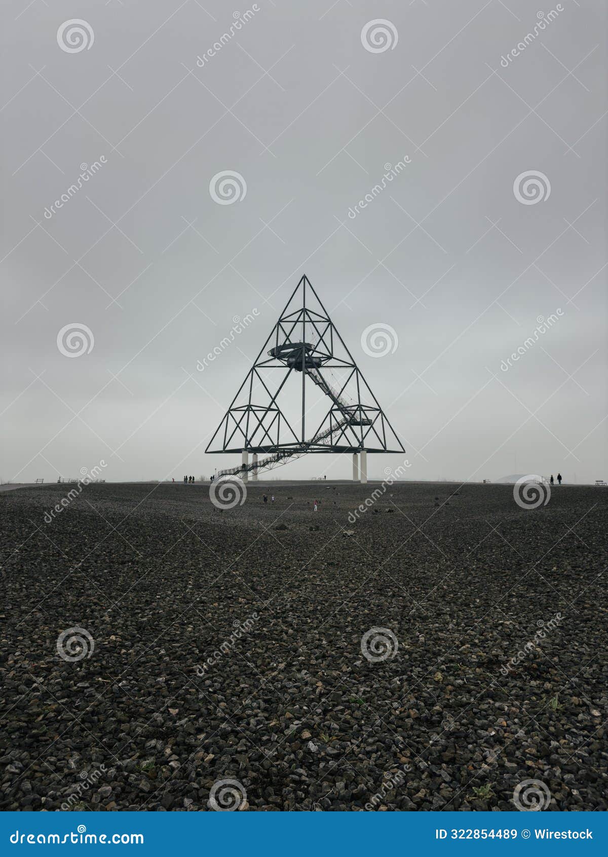 Estructura Triangular Masiva Con Una Escalera Rodeada De Grava Imagen ...