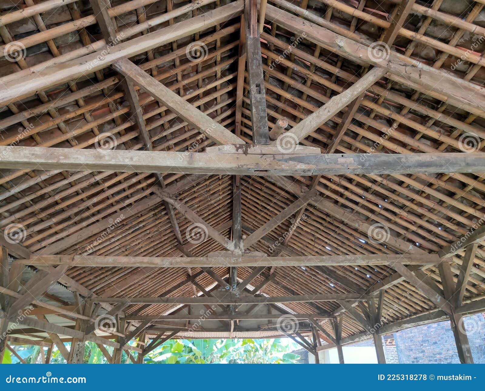 Estructura Triangular Para El Techo De La Casa Foto de archivo - Imagen ...