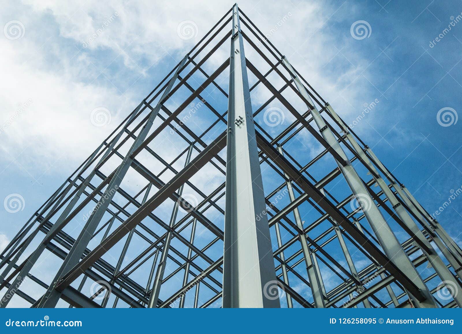 Estructuras De Edificio Hechas Del Acero, El Elevarse En El Cielo ...