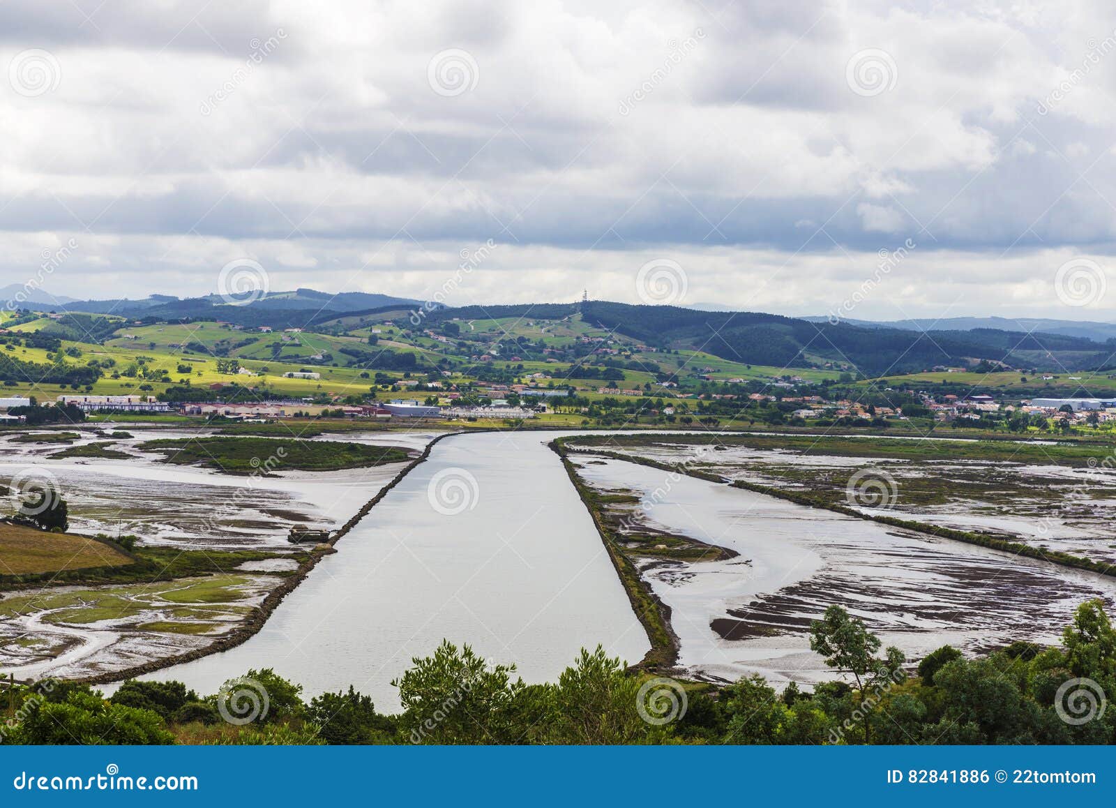 Estuarium Op De Cantabrische Kust, Spanje Stock Foto - Image of hemel ...