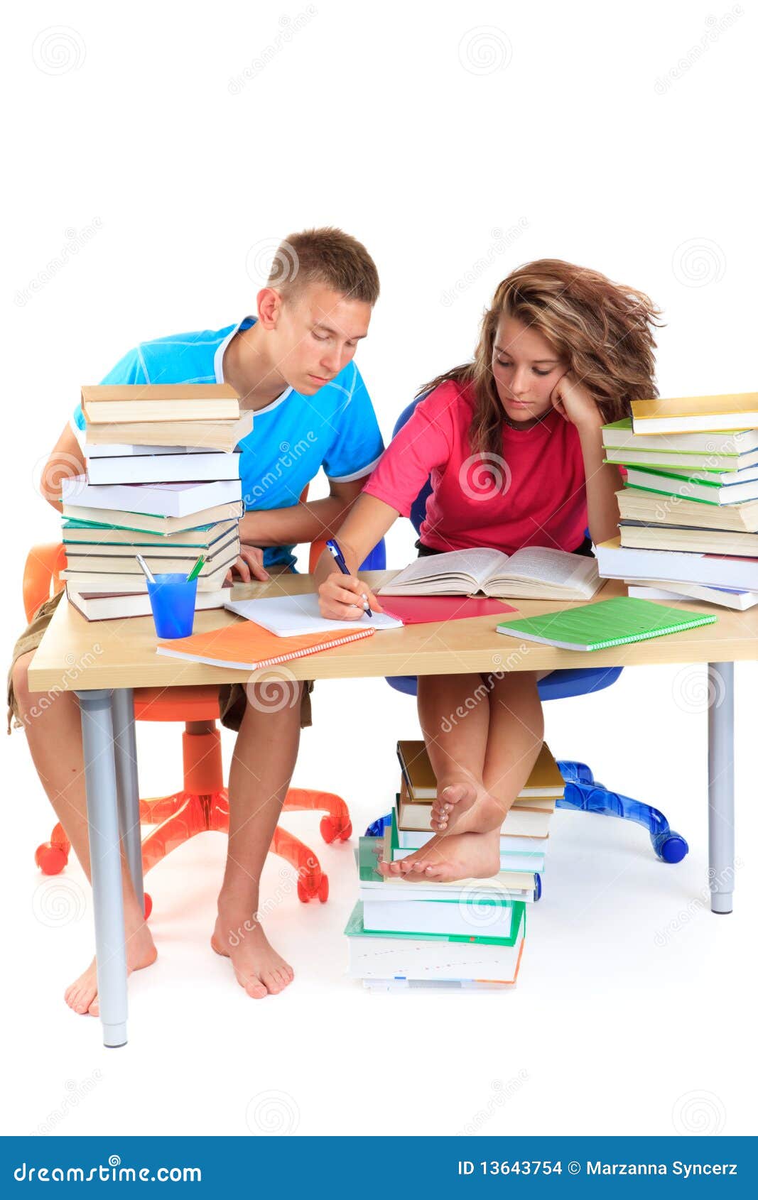 Estudando adolescentes foto de stock. Imagem de pilha - 13643754