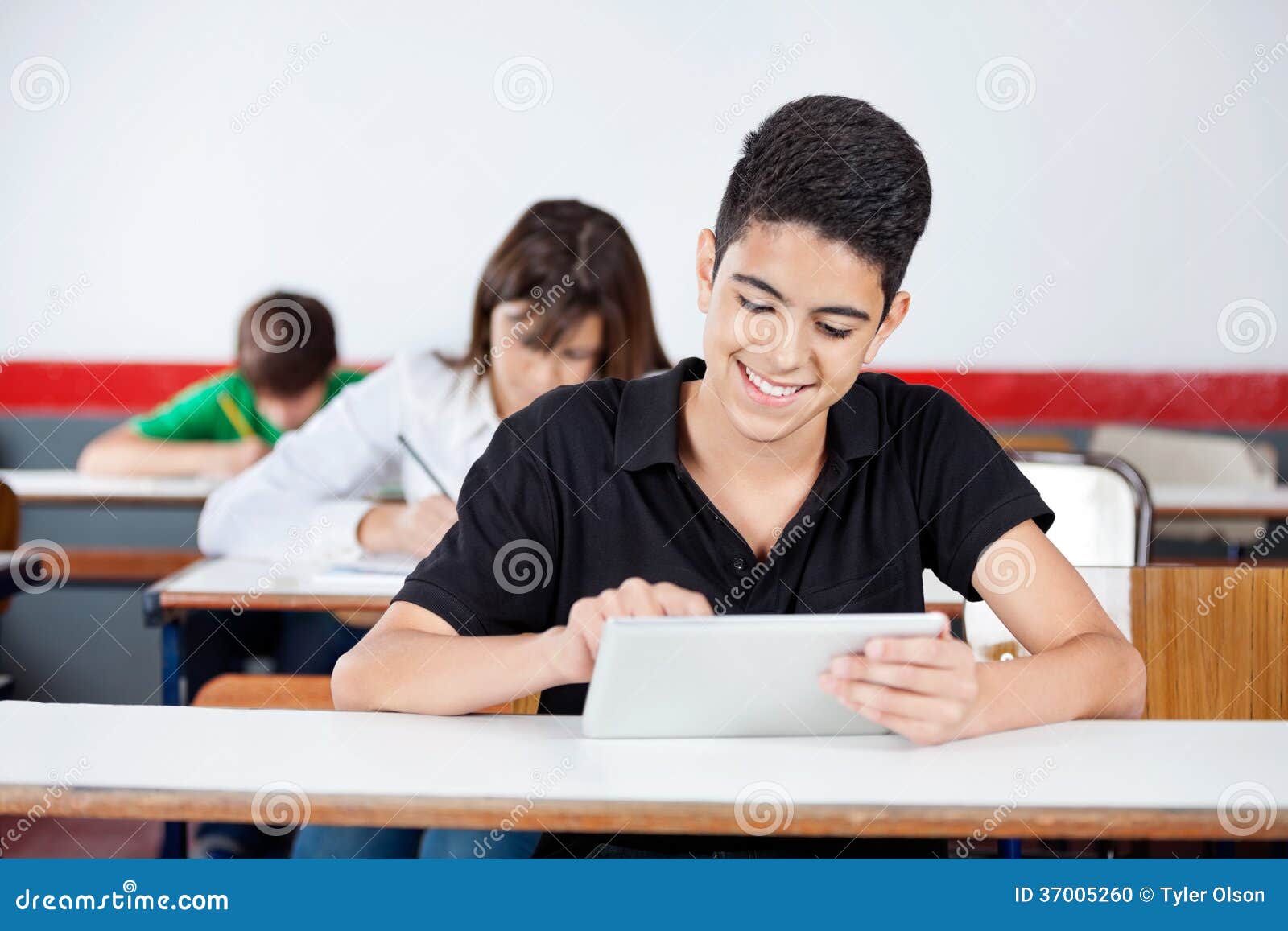 Estudante Adolescente Que Usa a Tabuleta De Digitas Na Mesa Foto de ...