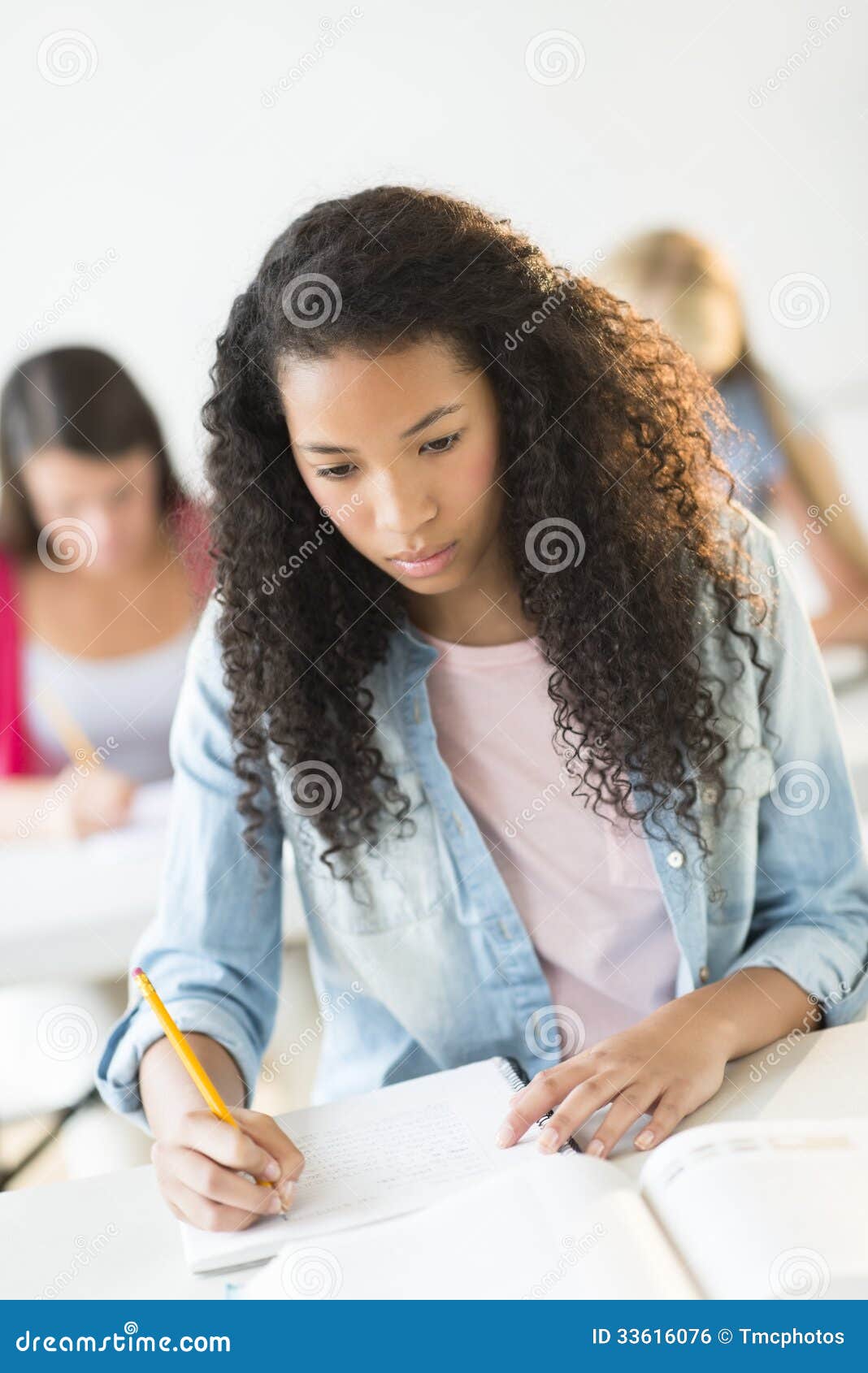 Estudante Adolescente Studying at Desk Na Sala De Aula Foto de Stock ...