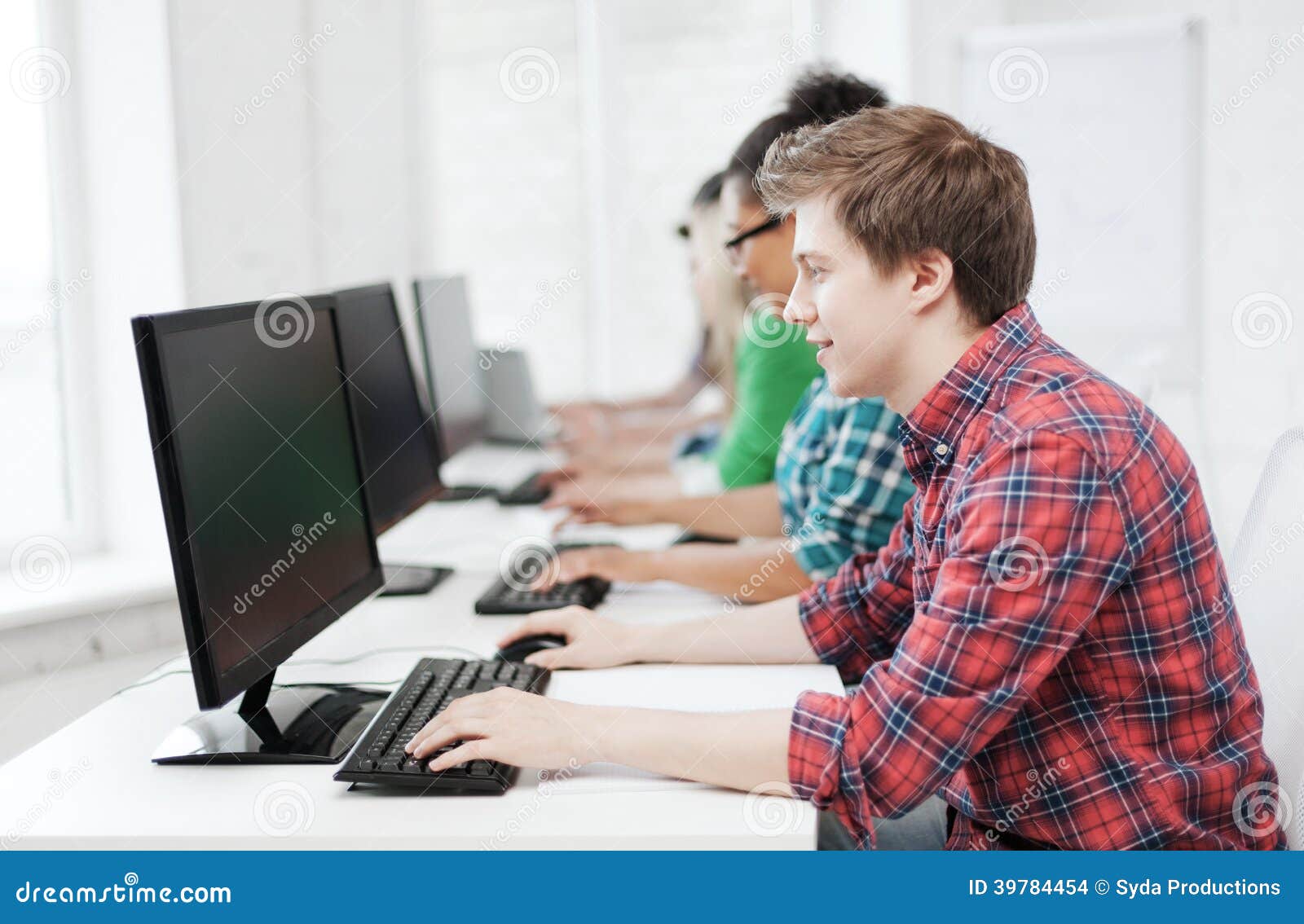 Estudante Com Computador Que Estuda Na Escola Foto de Stock - Imagem de ...