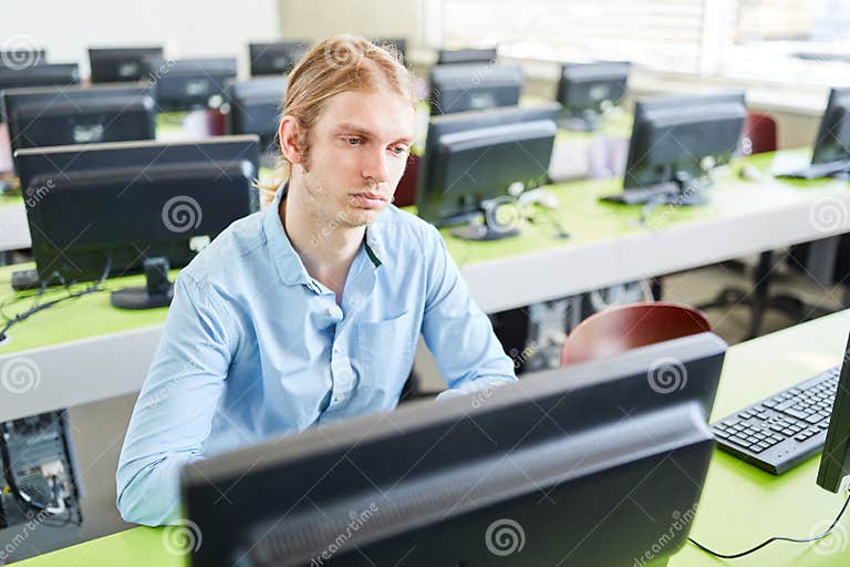 Estudante Como Programador E Desenvolvedor De TI Foto de Stock - Imagem ...