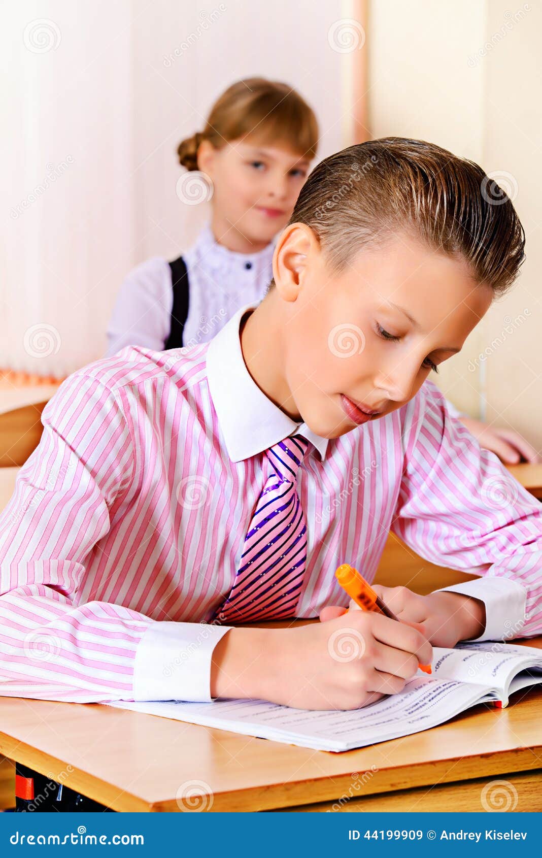 Estudante estudioso imagem de stock. Imagem de classe - 44199909