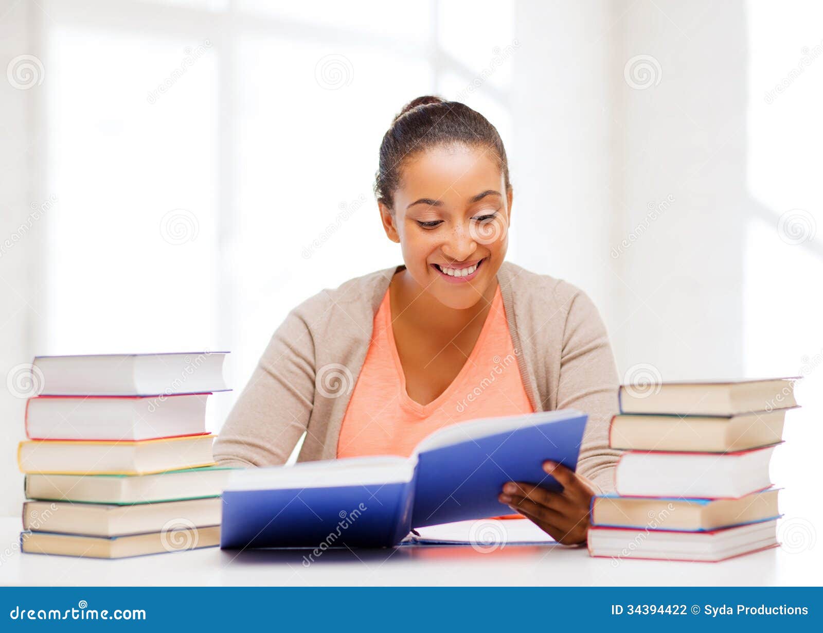Estudante Internacional Que Estuda Na Faculdade Foto de Stock - Imagem ...