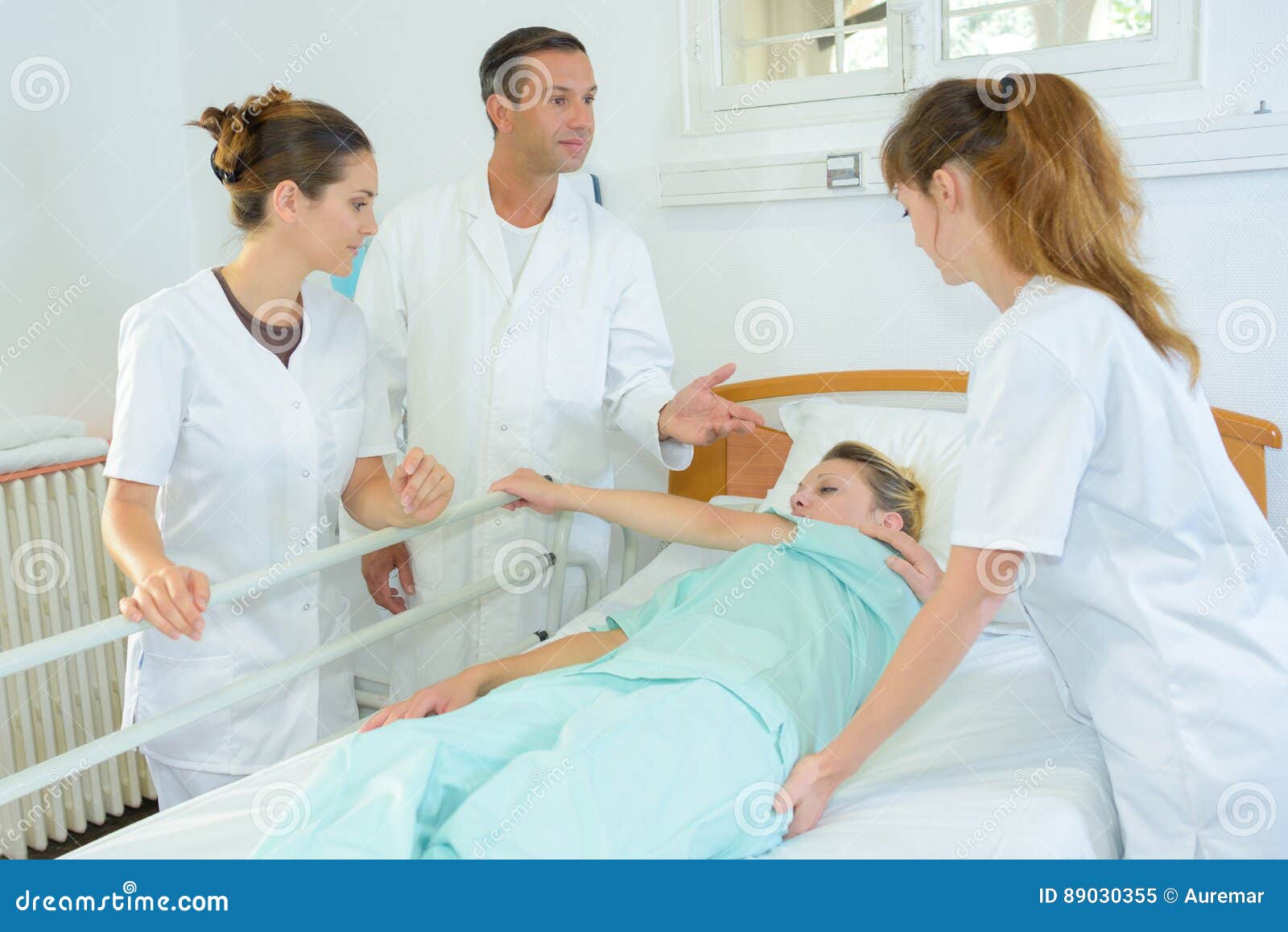 Estudantes De Medicina Que Aprendem Como Girar O Paciente Imagem de ...