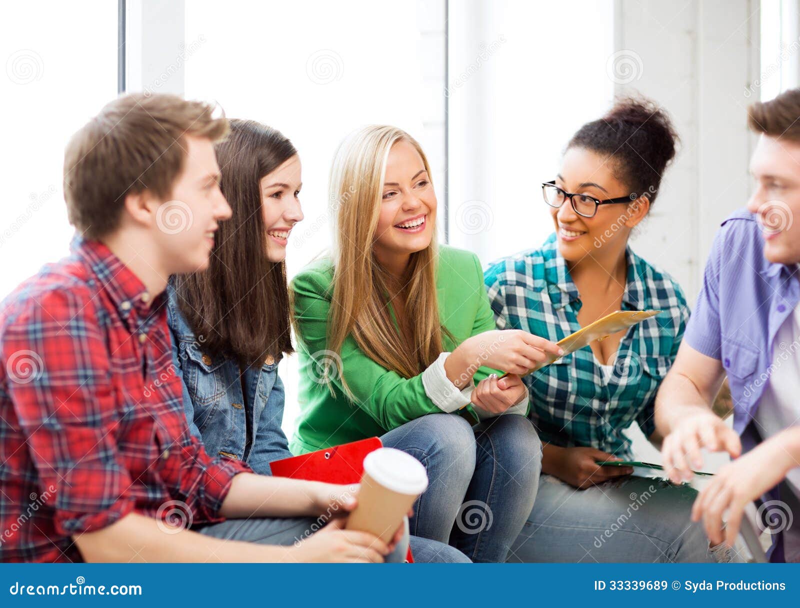 Estudantes Que Comunicam E Que Riem Da Escola Imagem de Stock - Imagem ...