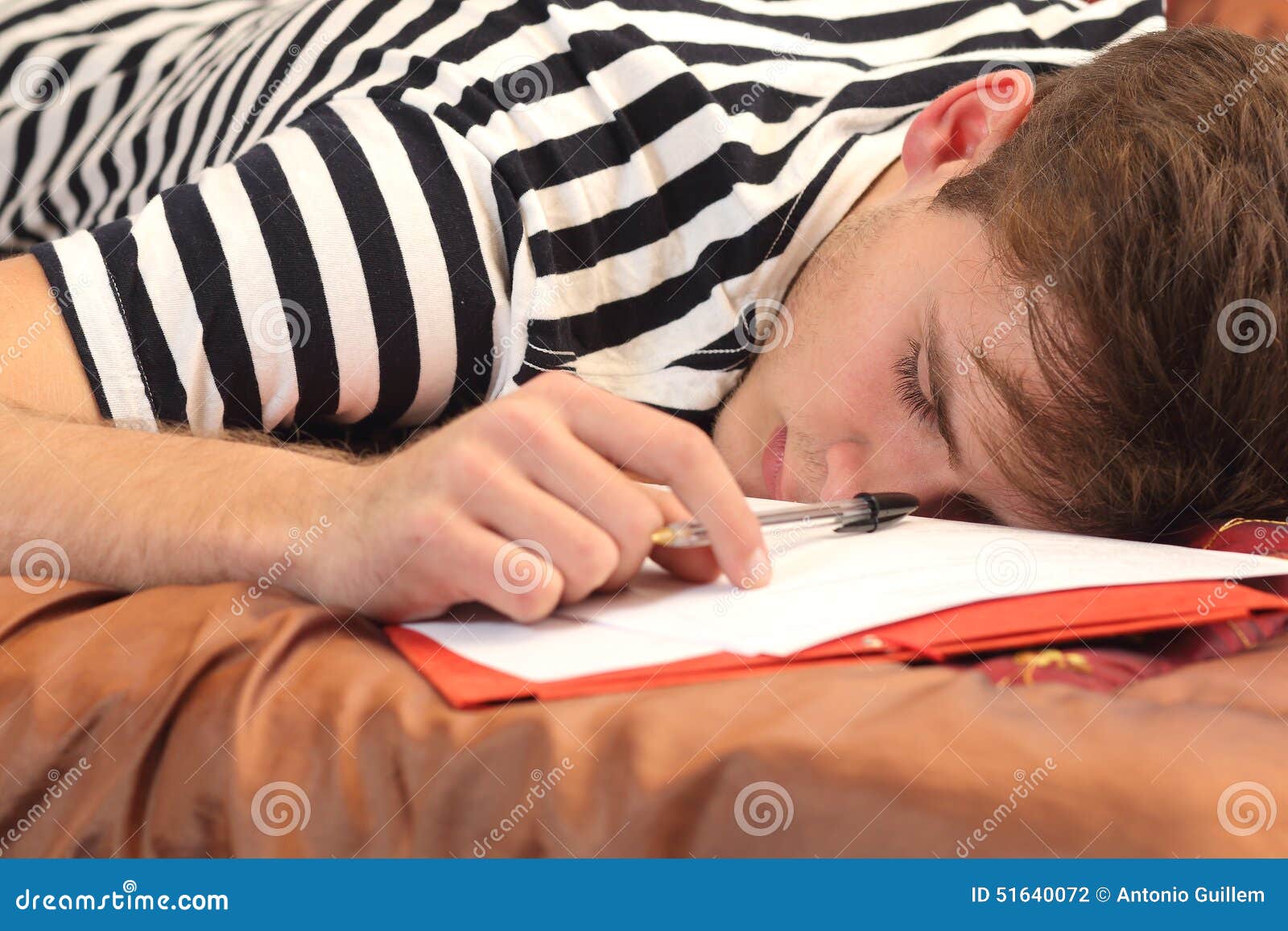 Estudiante Cansado Que Descansa En Su Dormitorio Foto de archivo ...