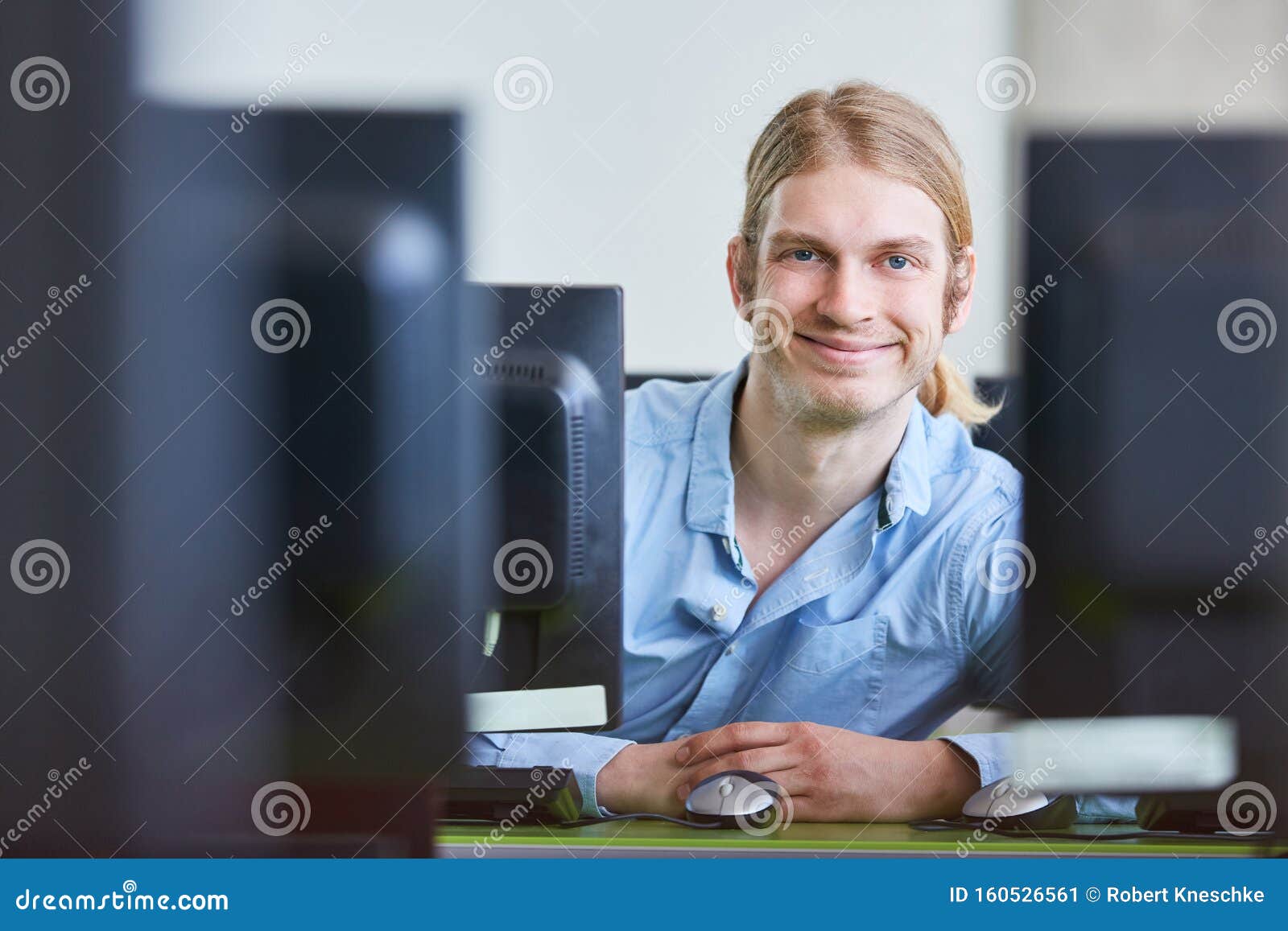 Estudiante Como Programador De TI Imagen de archivo - Imagen de ...