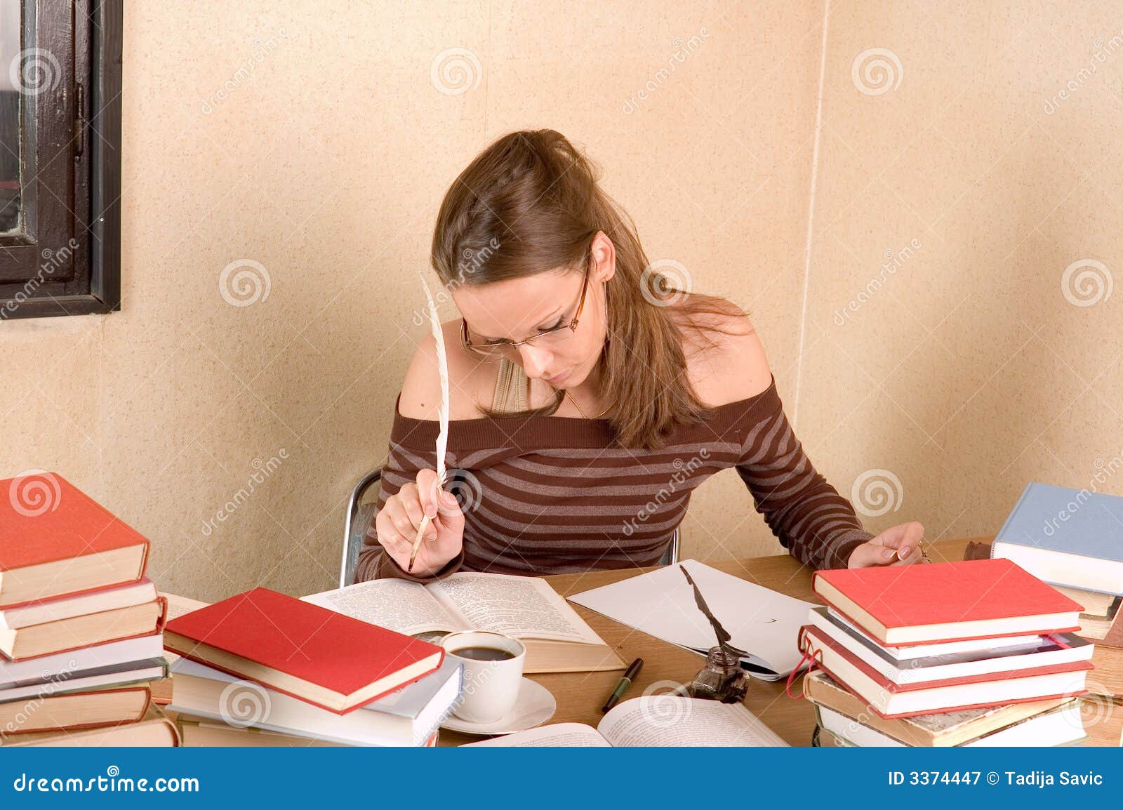 Estudiante con los libros imagen de archivo. Imagen de libros - 3374447