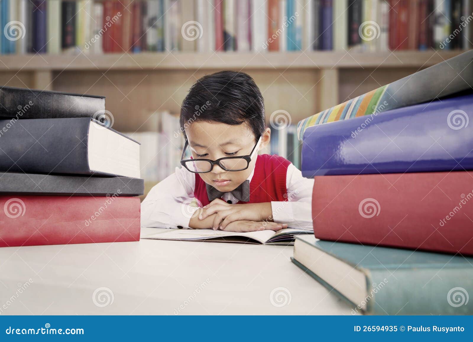 Estudiante Con Los Libros De Las Lecciones Imagen de archivo - Imagen ...