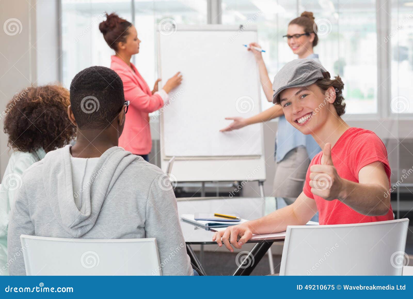Estudiante De La Moda Que Da Una Presentación Imagen de archivo ...