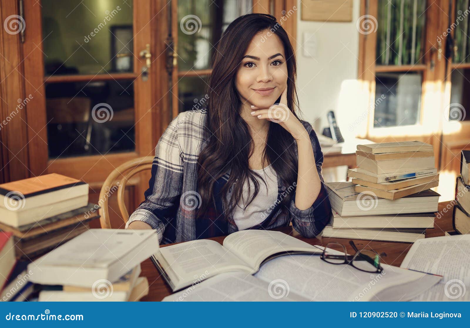 Estudiante De Mujer Que Estudia Con Muchos Libros De Papel Foto de ...