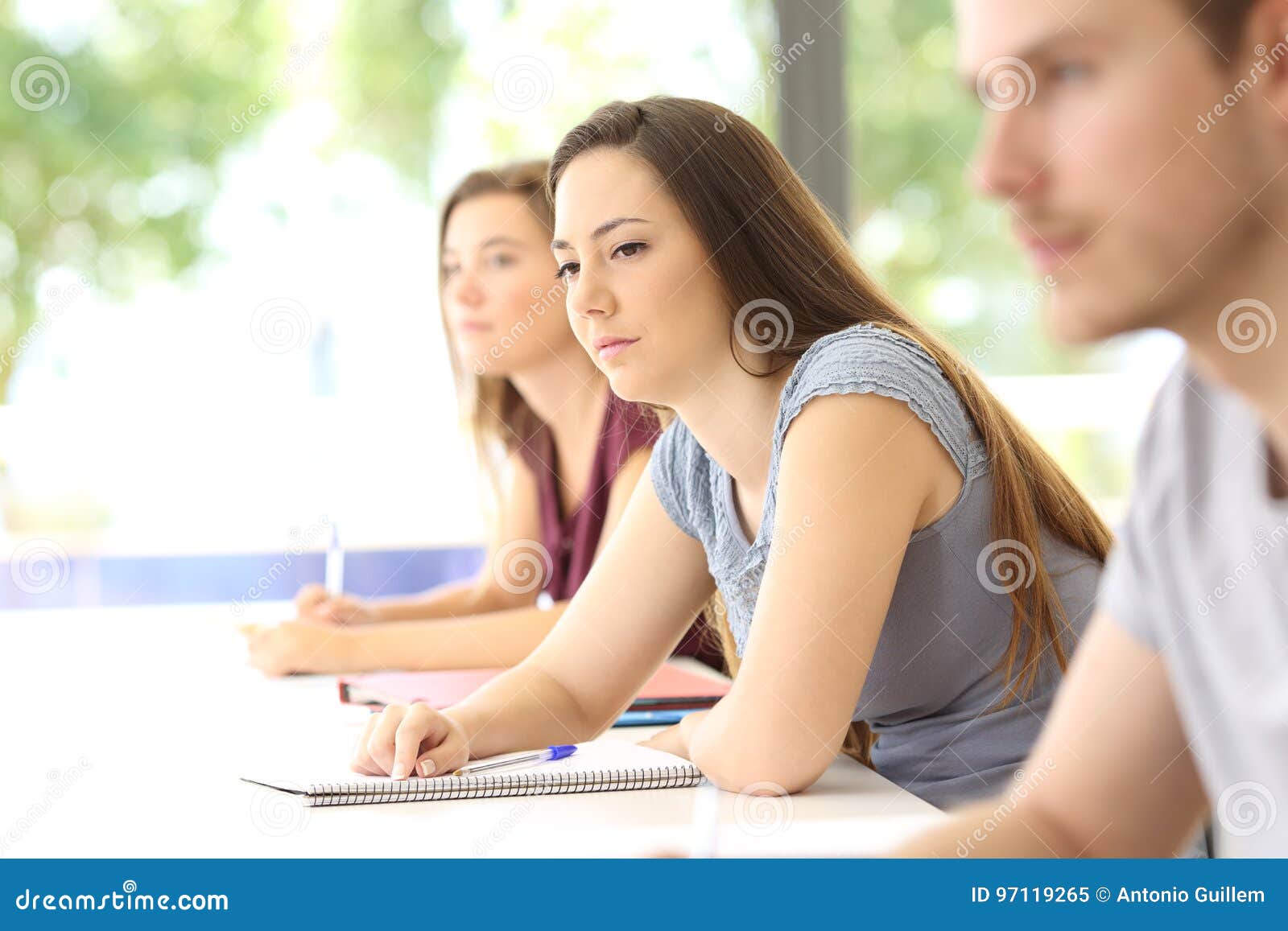 Estudiante Distraído En Una Sala De Clase Imagen de archivo - Imagen de ...