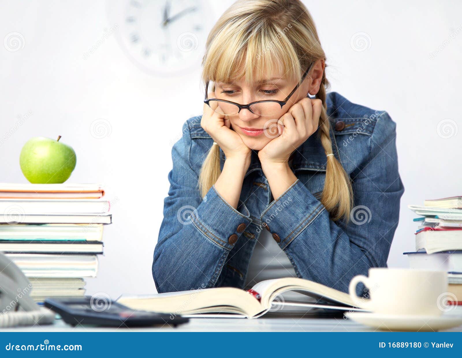 Estudiante en biblioteca foto de archivo. Imagen de escuela - 16889180