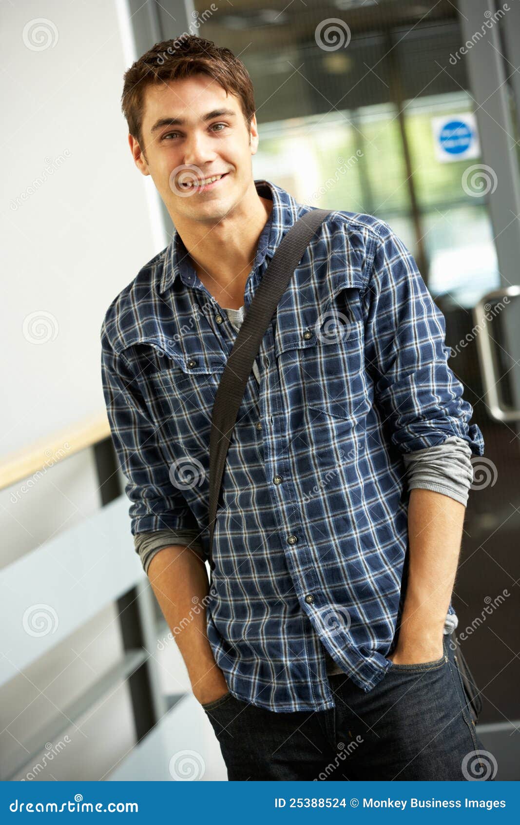 Estudiante en universidad foto de archivo. Imagen de vertical - 25388524