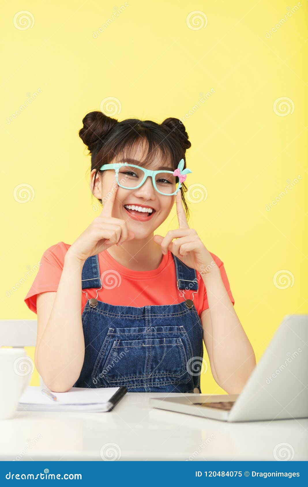 Estudiante feliz imagen de archivo. Imagen de alegre - 120484075