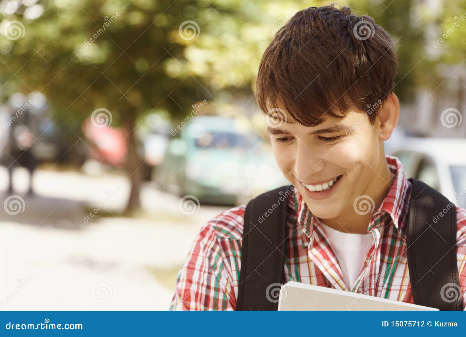 Estudiante feliz foto de archivo. Imagen de camisa, atontado - 15075712