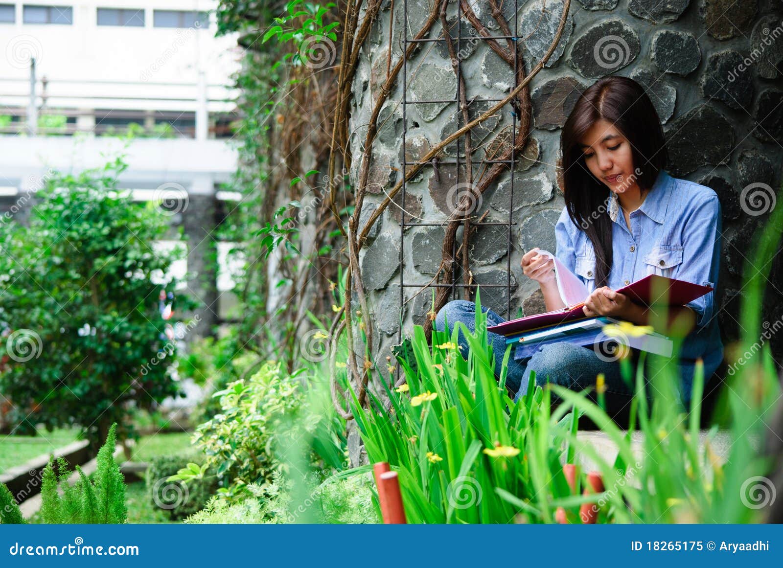 Estudiante feliz imagen de archivo. Imagen de adolescencia - 18265175