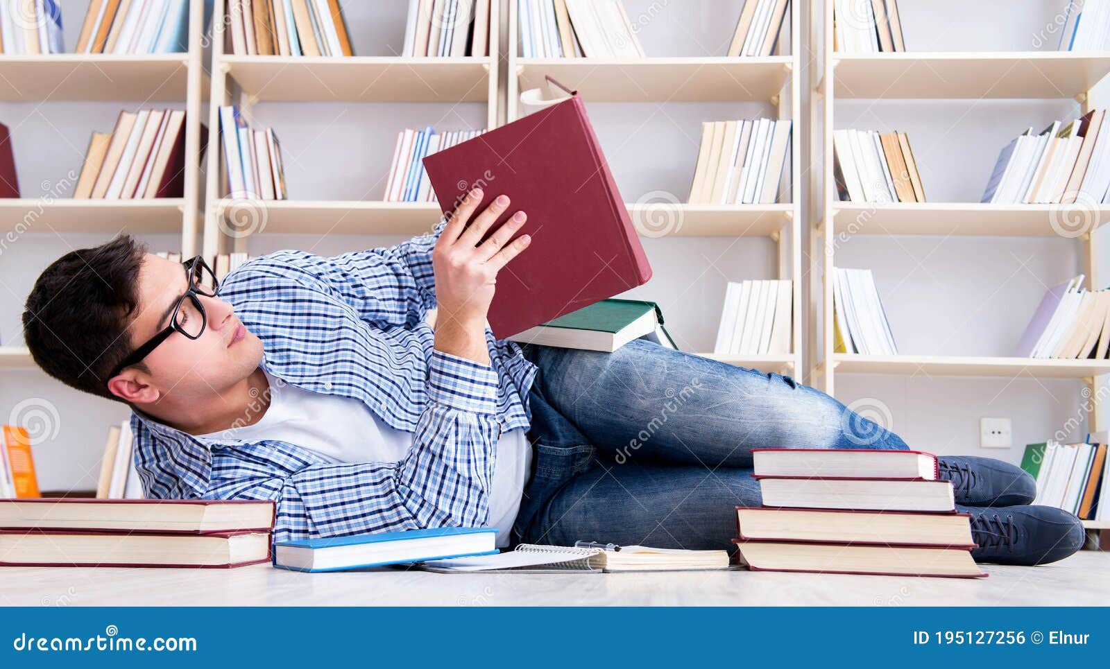 Estudiante Joven Estudiando Libros Foto de archivo - Imagen de ...