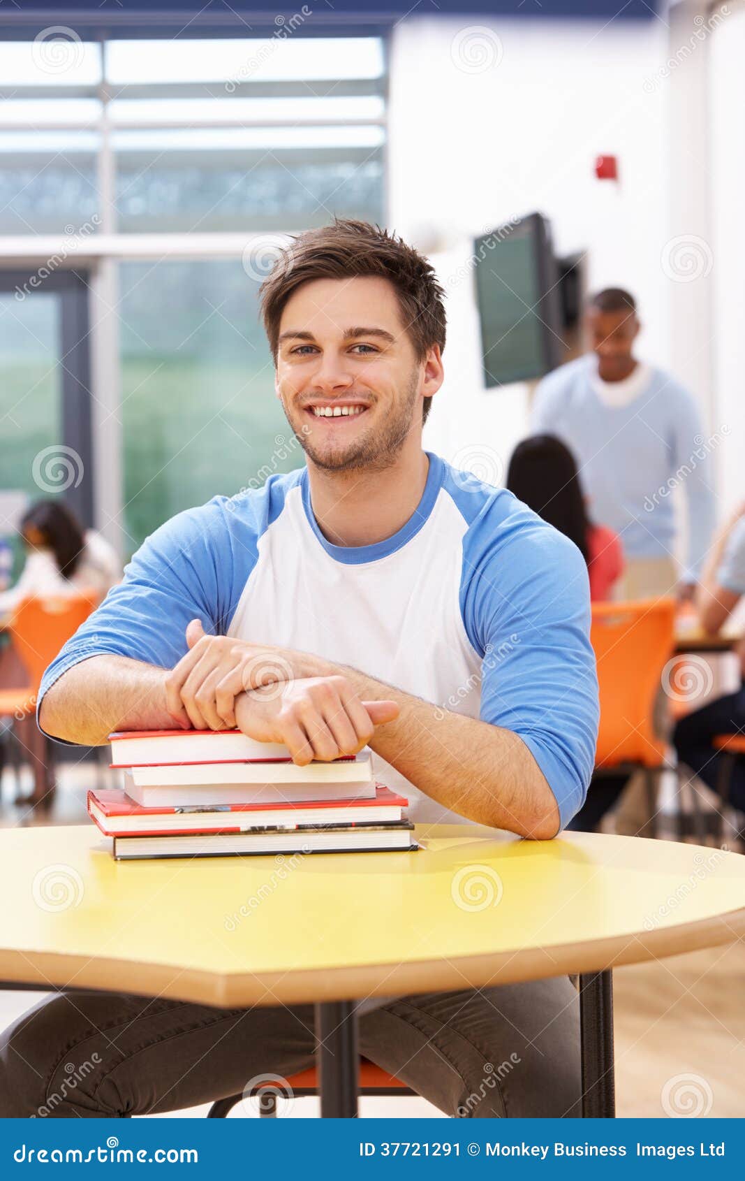 Estudiante Masculino Studying in Classroom Con Los Libros Imagen de ...