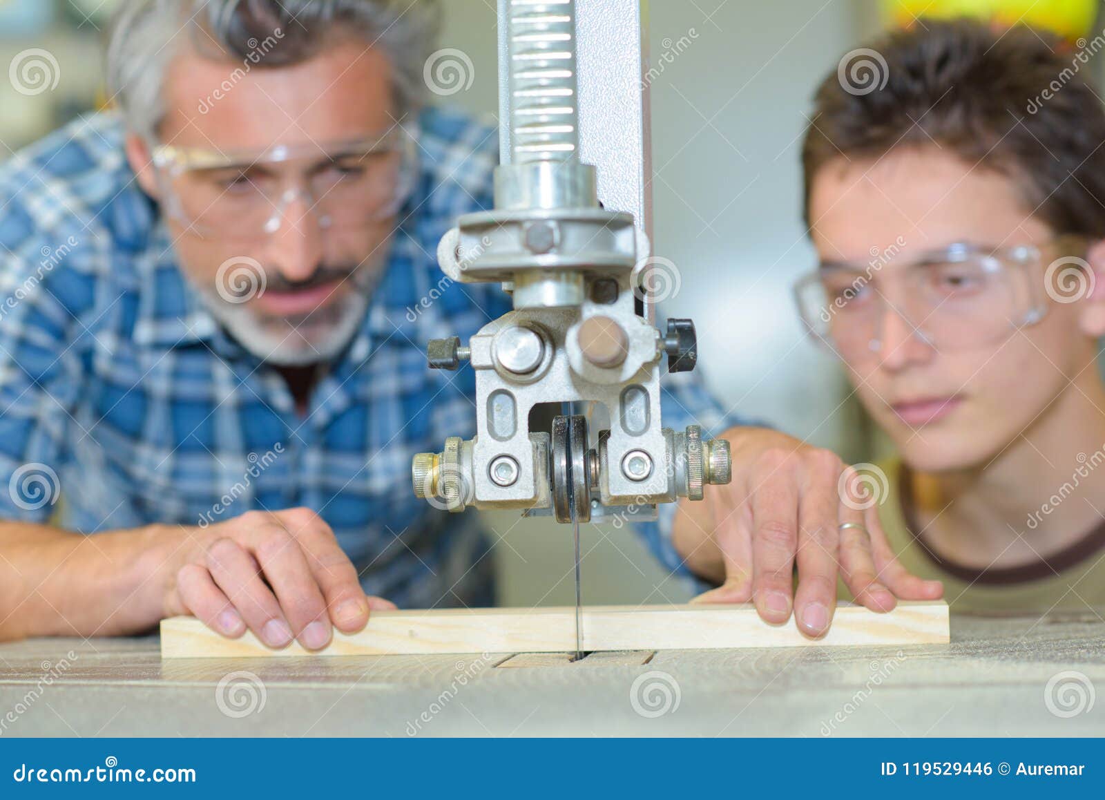 Estudiante Observando La Madera Del Sawing Del Profesor Foto de archivo ...