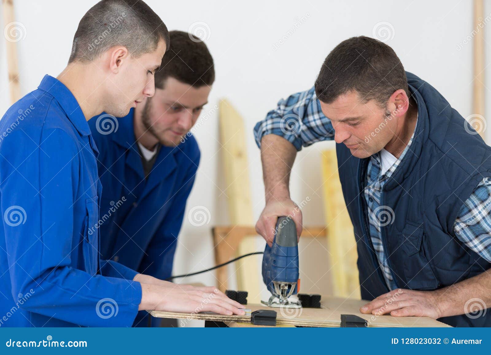 Estudiante Observando La Madera Del Sawing Del Profesor Foto de archivo ...