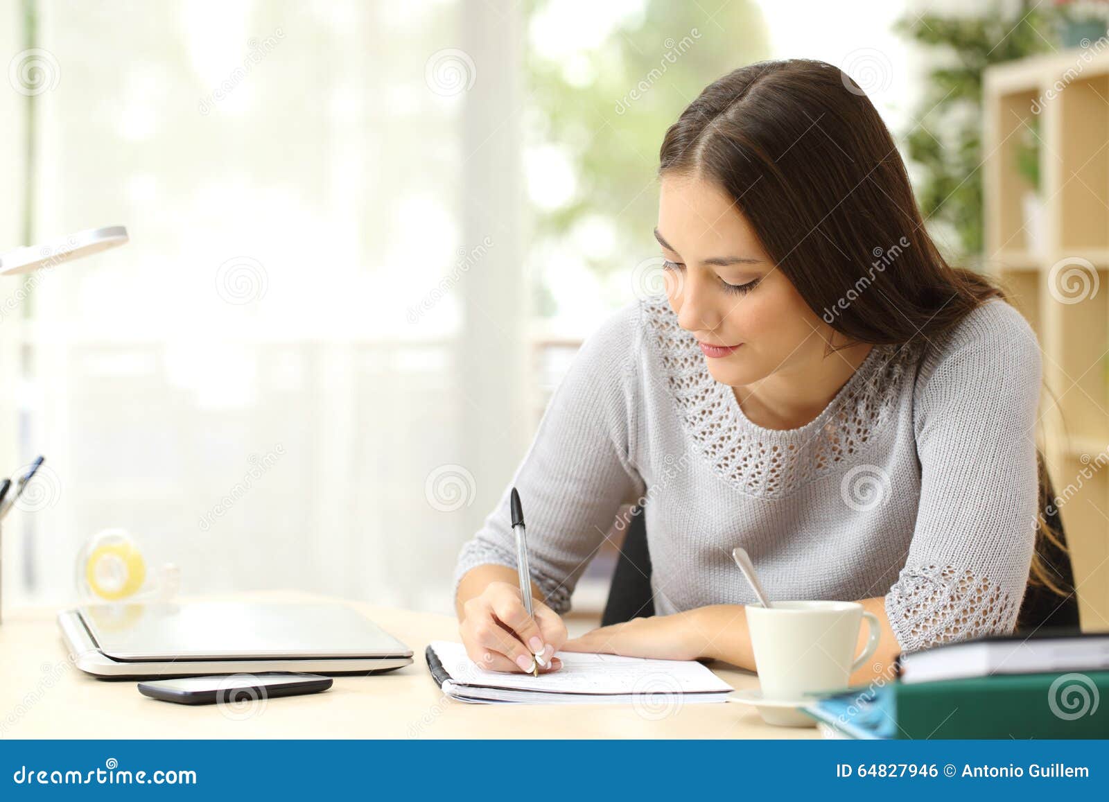 Estudiante Que Aprende Tomando Notas Foto de archivo - Imagen de ...