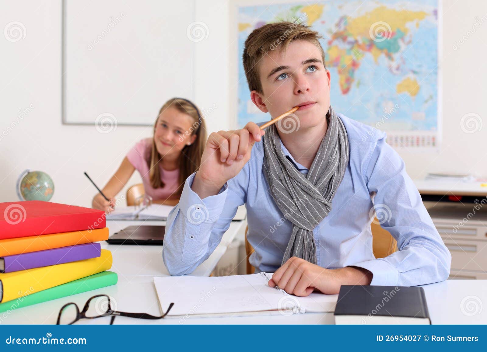Estudiante Que Piensa En Sala De Clase Imagen de archivo - Imagen de ...