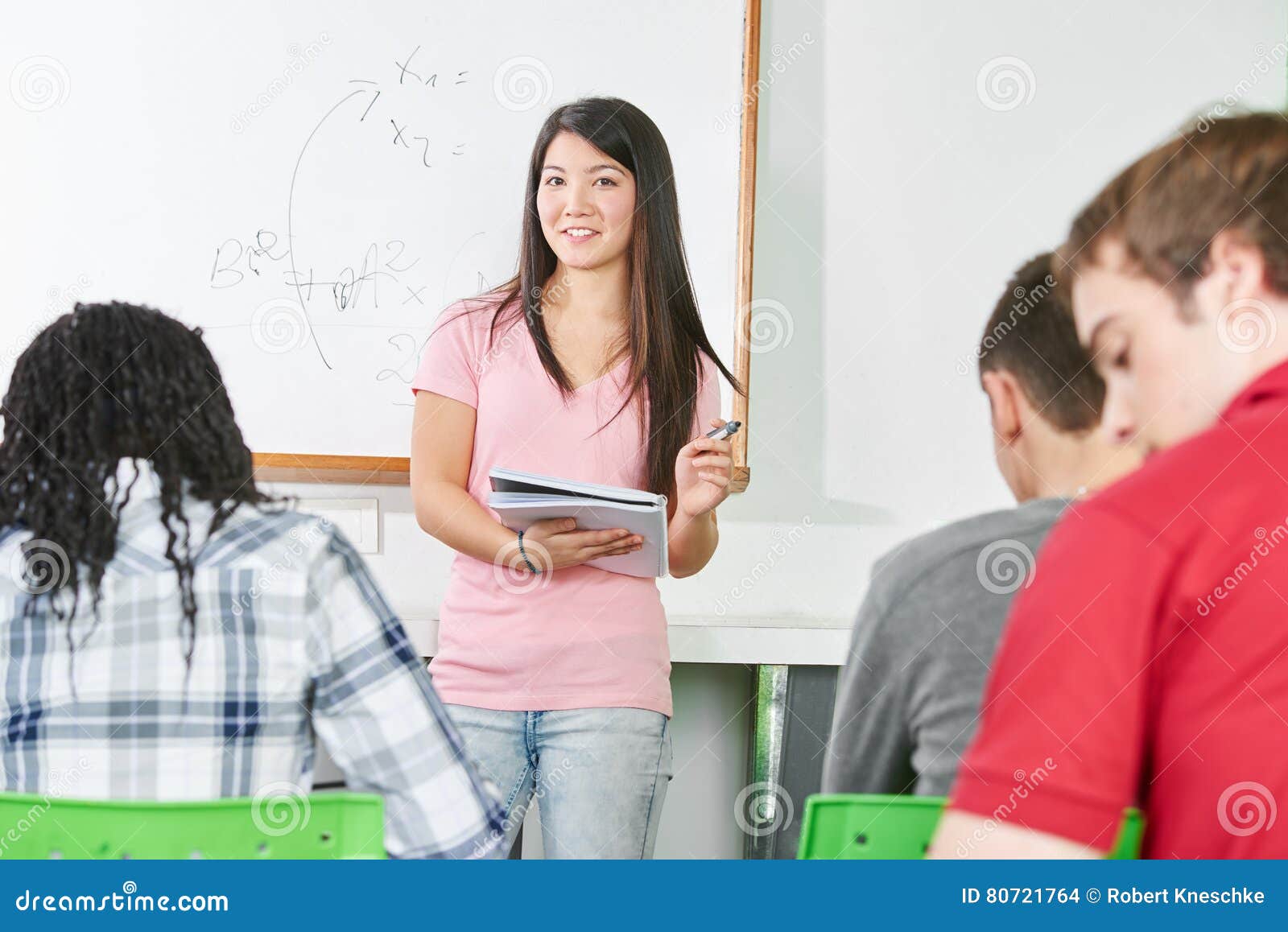 Estudiante Que Presenta Un Proyecto Foto de archivo - Imagen de ...