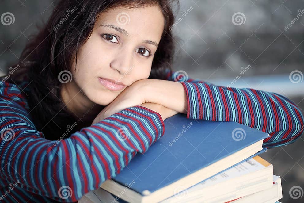 Estudiante tensionado foto de archivo. Imagen de agujereado - 23436642