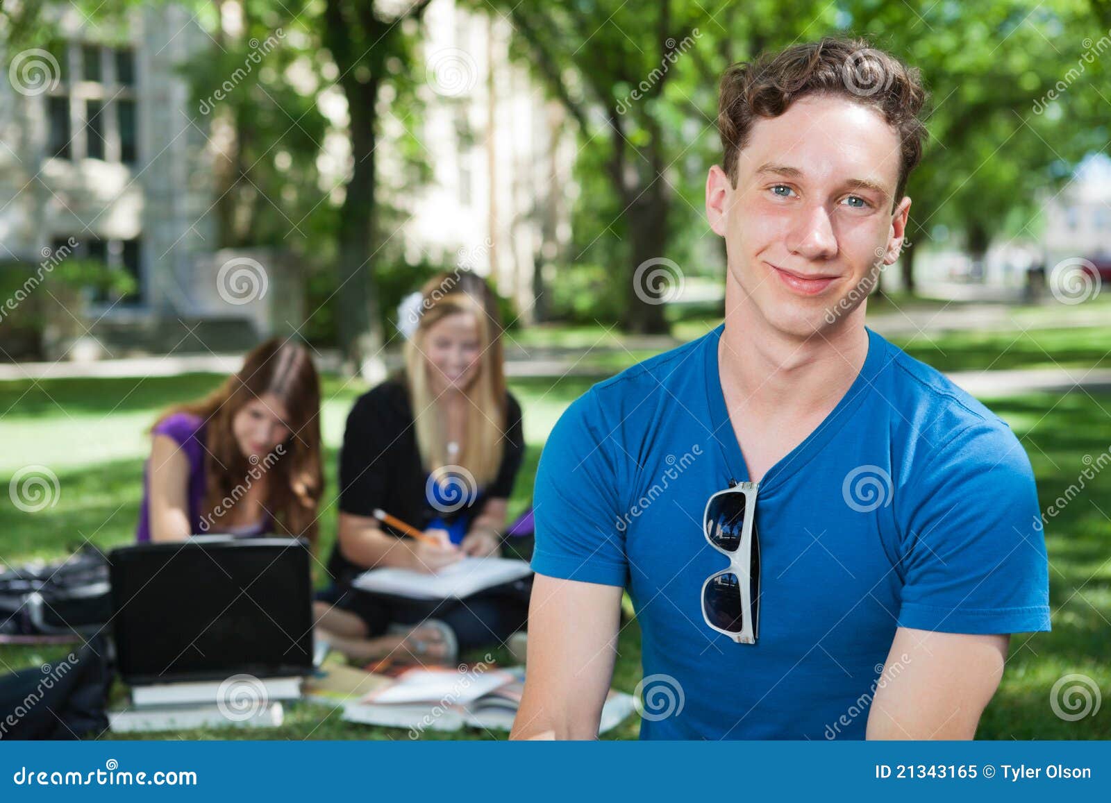 Estudiante Universitario Feliz Imagen de archivo - Imagen de amigo ...