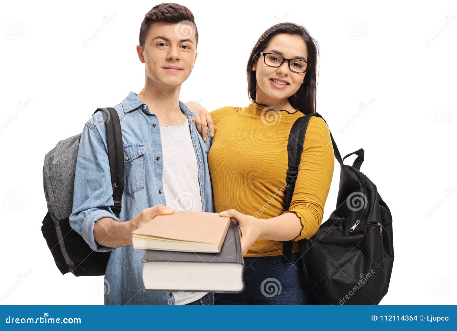 Estudiantes Adolescentes Que Dan Los Libros Foto de archivo - Imagen de ...
