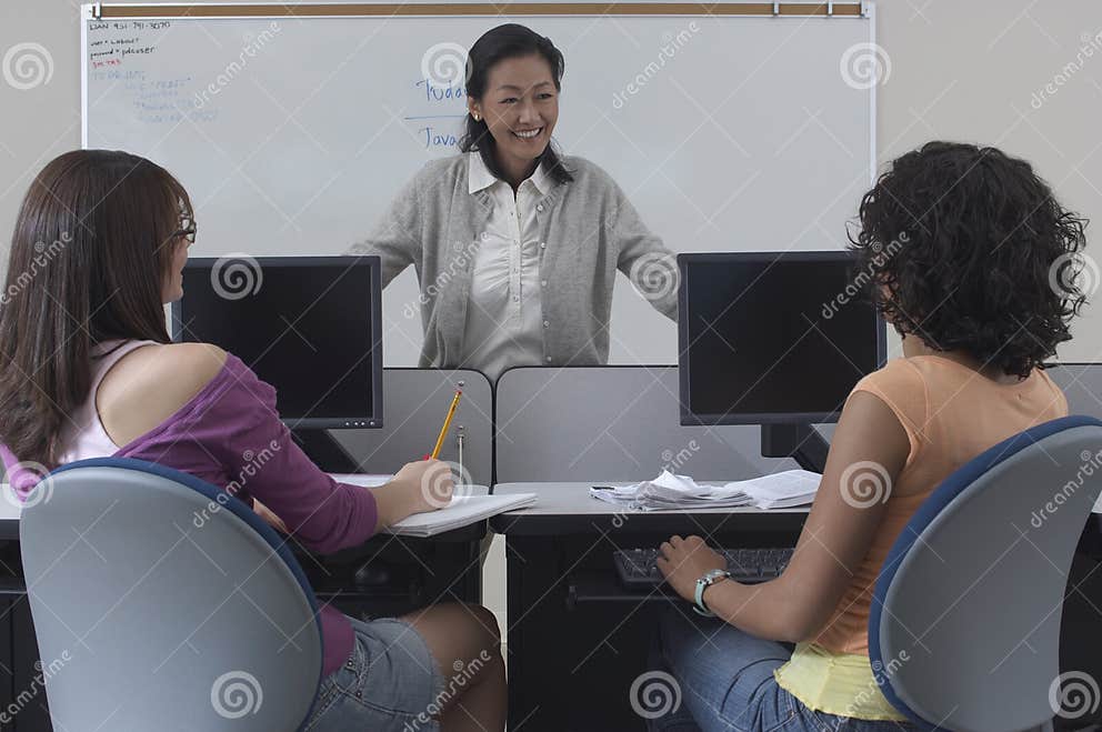 Estudiantes Con El Profesor in Classroom Imagen de archivo - Imagen de ...