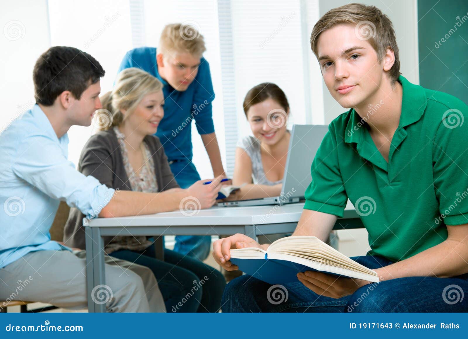 Estudiantes De La High School Secundaria Imagen de archivo - Imagen de ...