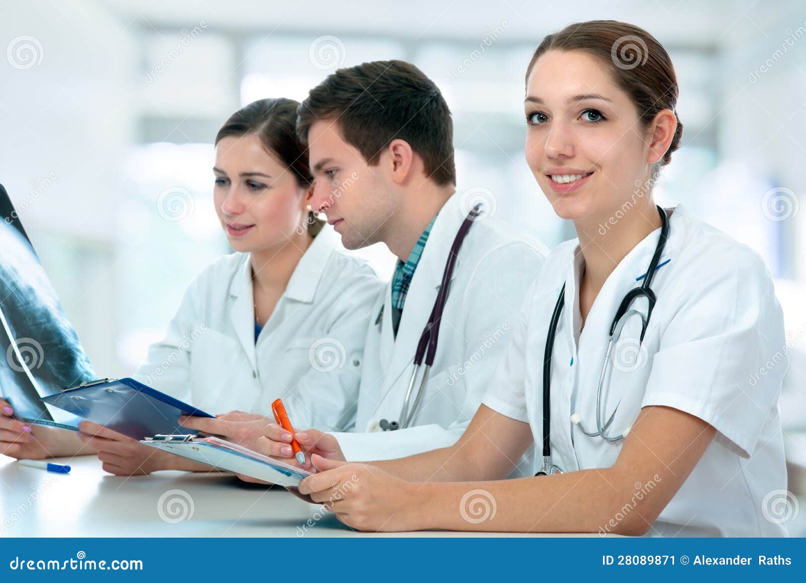 Estudiantes de medicina imagen de archivo. Imagen de instalaciones ...