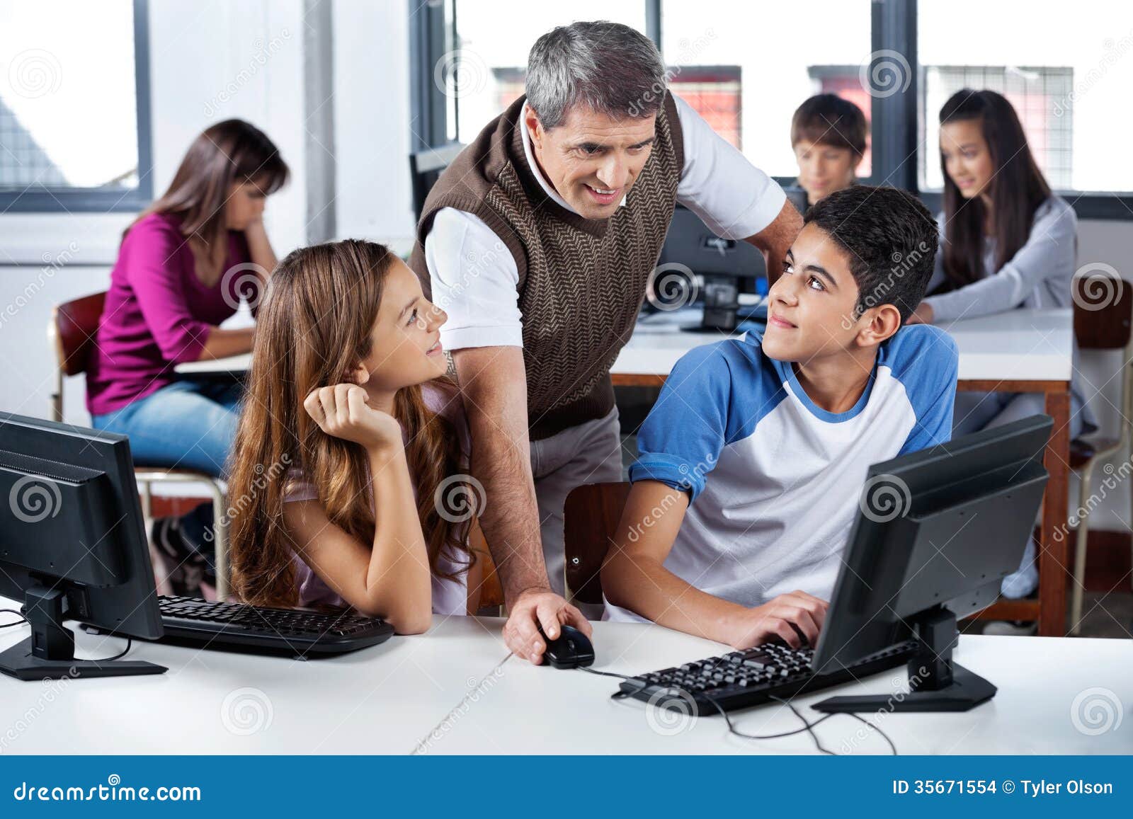 Estudiantes De Using Computer with Del Profesor En Sala De Clase Foto ...