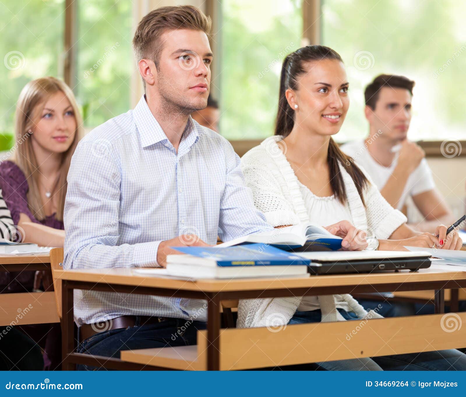 Estudiantes en clase foto de archivo. Imagen de académico - 34669264