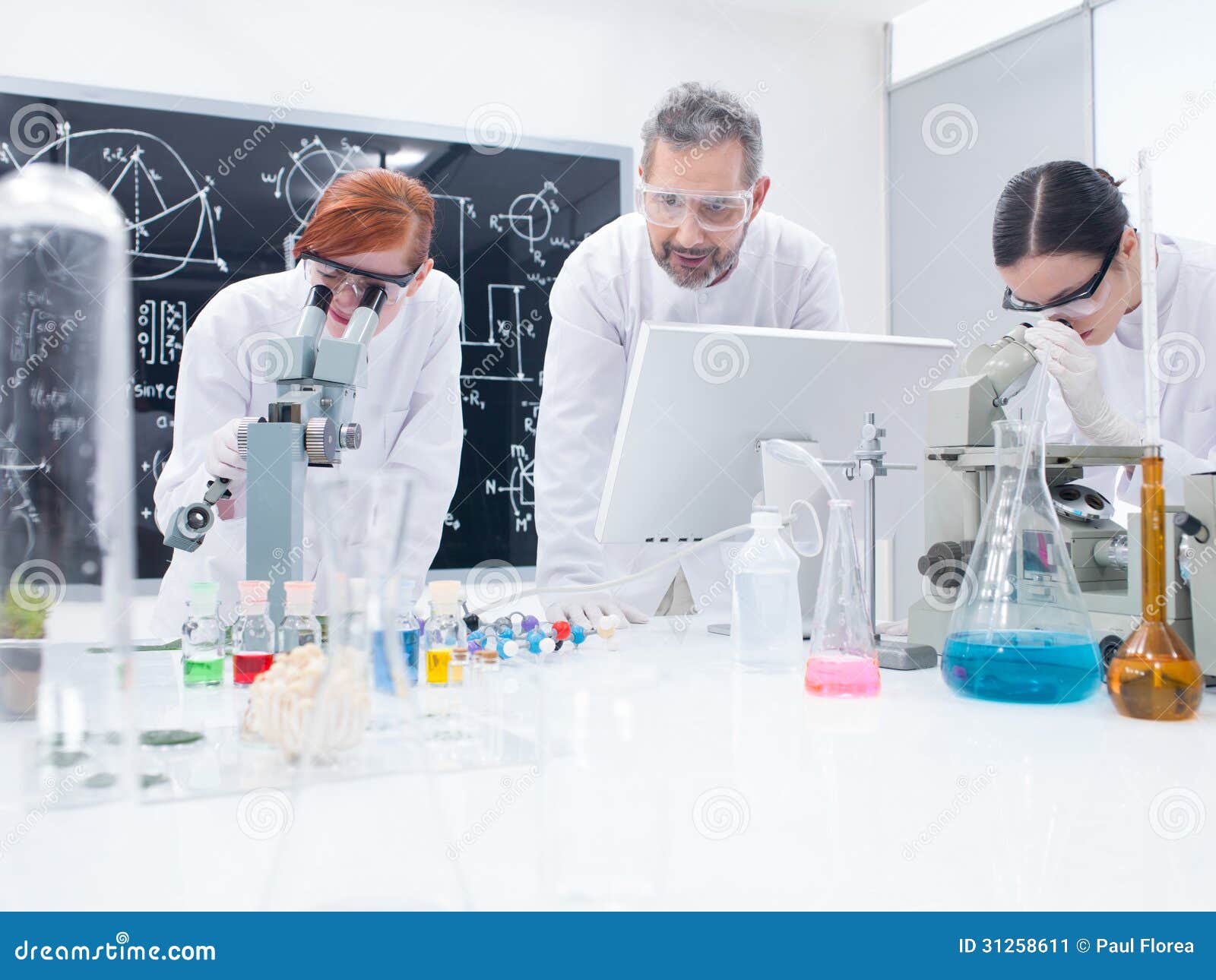 Estudiantes En Laboratorio De Química Imagen de archivo - Imagen de ...