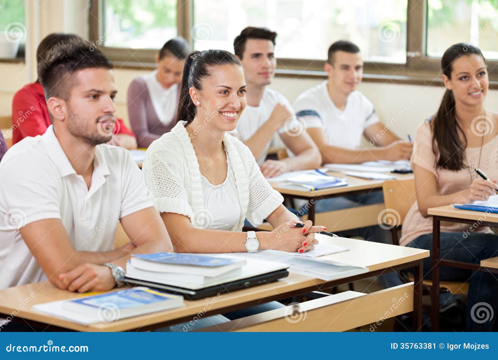 Estudiantes En Sala De Clase Imagen de archivo - Imagen de ...